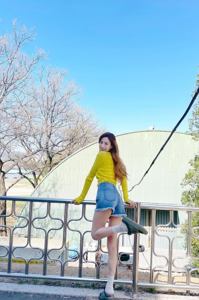 170cm 51kg 모델 포스 나나...봄나들이도 고퀄 화보샷 [SNS★]