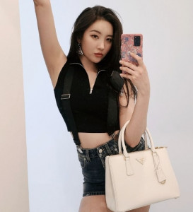 '42kg→50kg' 8kg 찌운 선미, 프라다 명품백 착샷...섹시+카리스마 무장